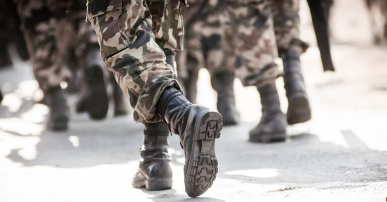 How Is the VA Disability Rating for Flat Feet Determined?